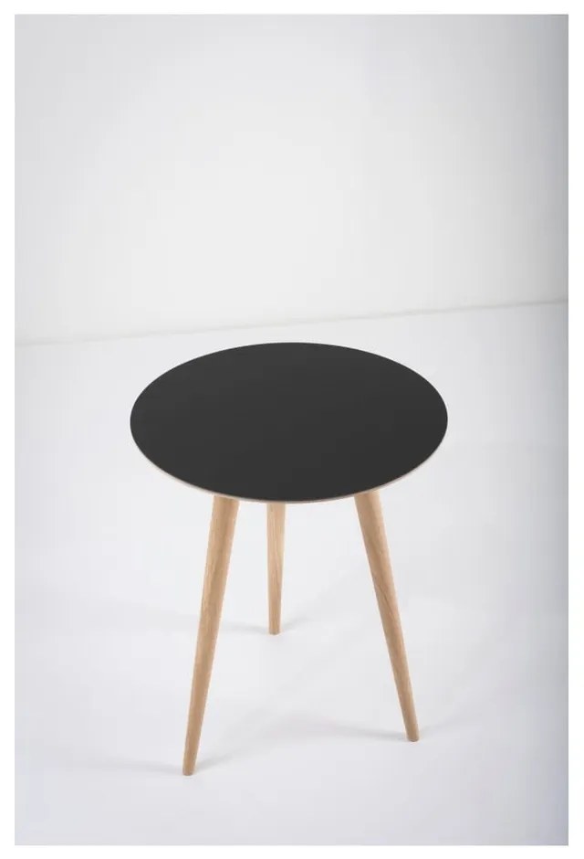 Odkládací stolek z dubového dřeva s černou deskou Gazzda Arp, ⌀ 45 cm