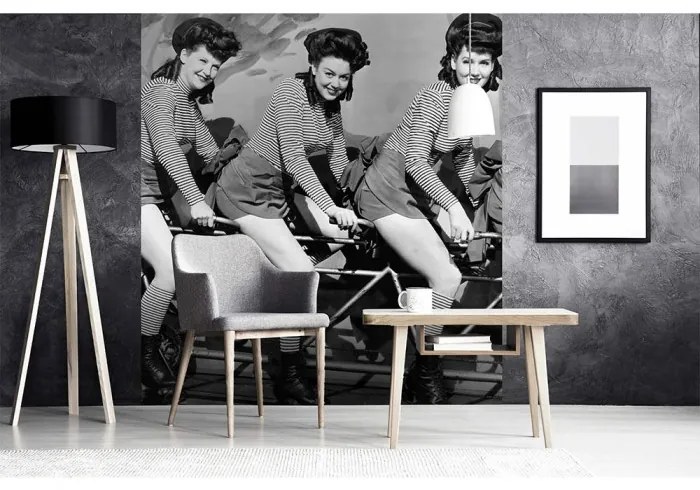 DIMEX | Vliesová fototapeta na zeď Ženy na kole MS-3-0260 | 225 x 250 cm | černobílá