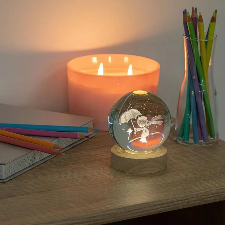 Skleněná LED koule na dřevěném podstavci MALÝ PRINC