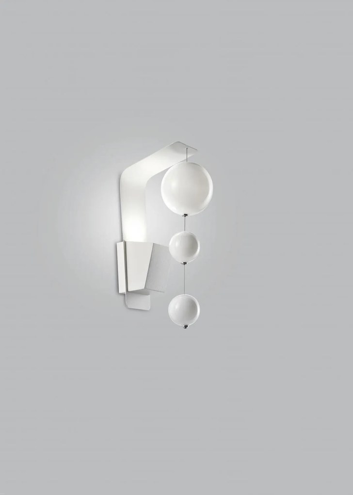 Metallux 252.111.02 Bolero, luxusní nástěnné svítidlo, 3 kuličky bílého skla, 1x10W LED, výška 57cm
