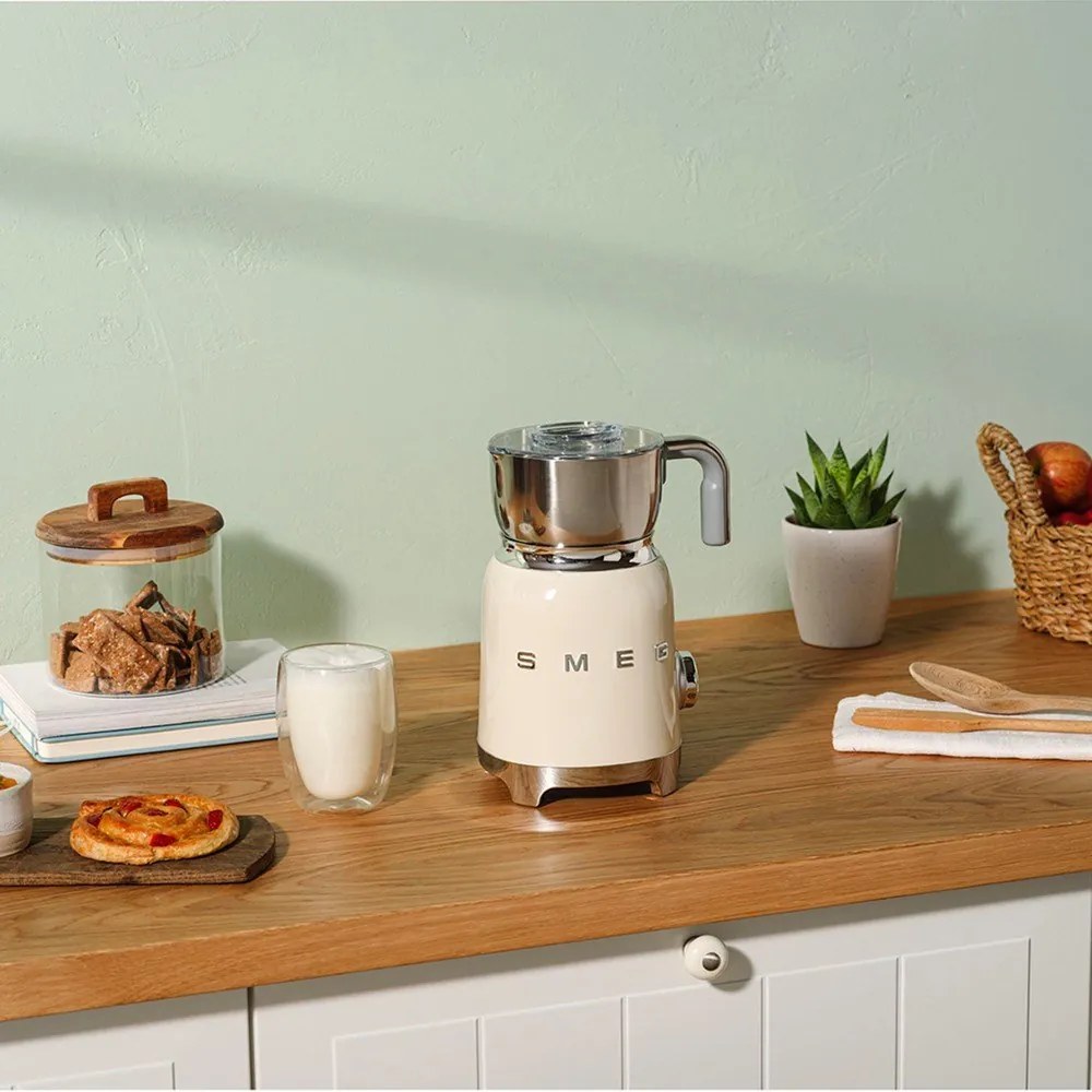 Béžový elektrický šlehač mléka 50's Retro Style – SMEG