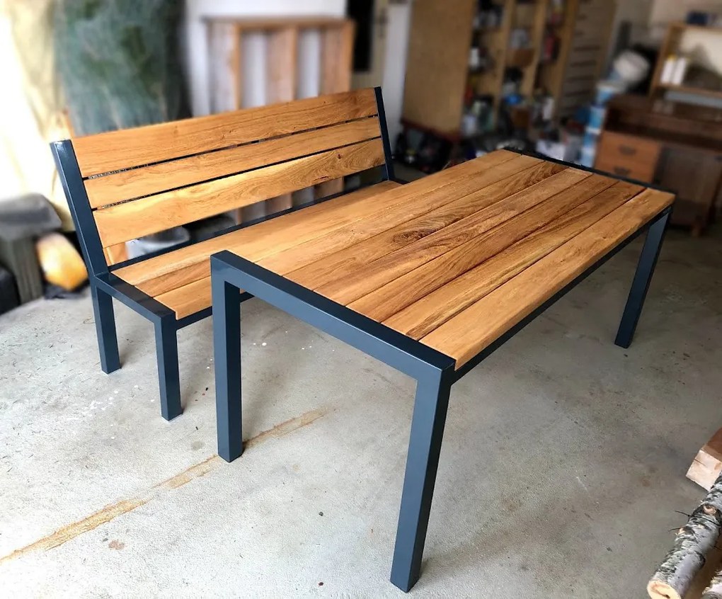 KULHÁNEK Zahradní stůl s kovovou hranou a nohami - podélná prkna Odstín nátěru: lazura - ořech, Velikost desky: individuální, Odstín podnože: antracit - RAL 7016