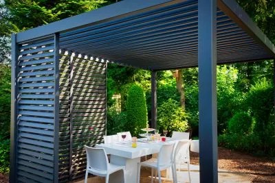 Outdoor Creations Hliníkovo-ocelová pergola s vyčnívajícImi lamelami ALUSTEEL 300x400cm 4 stojky Barva: Bílá RAL 9016