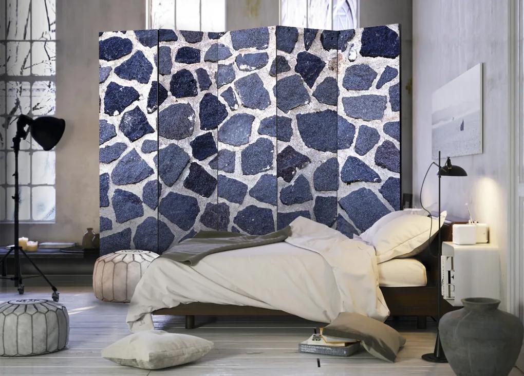 Pokojová zástěna Modré léto II - textura v motivu zdi z modrých kamenů
