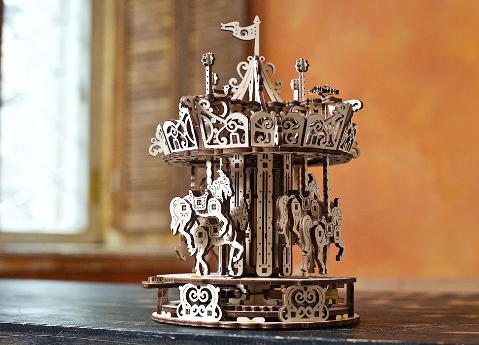 UGEARS 3D dřevěné mechanické puzzle – Kolotoč (305 dílků)