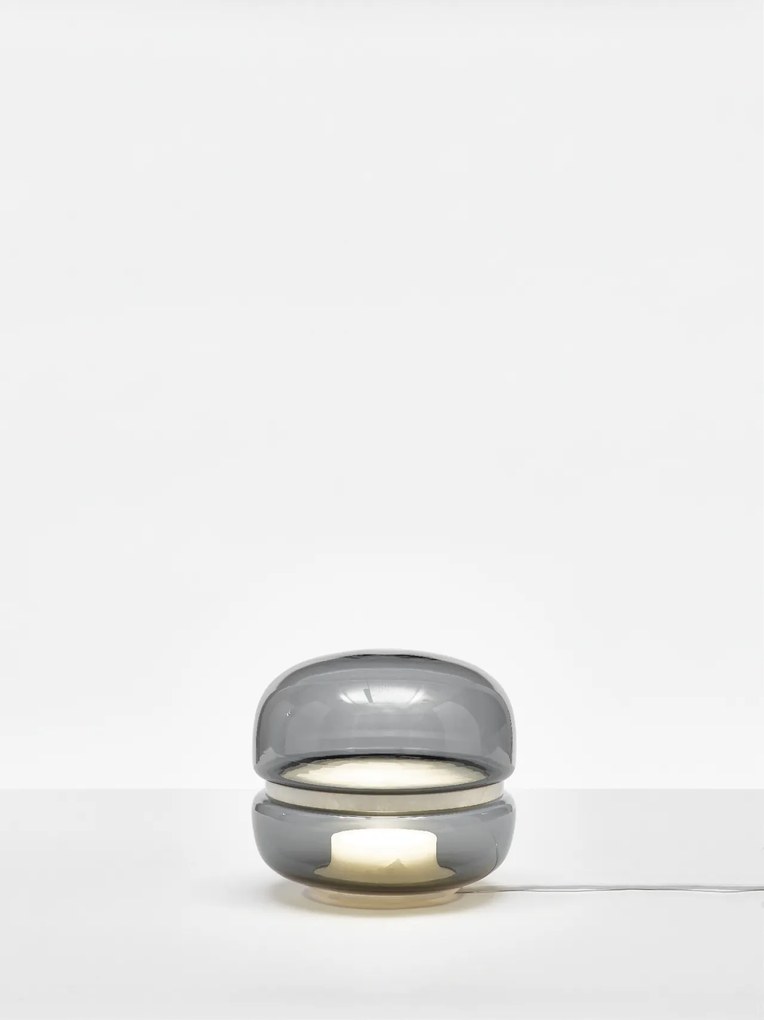 Designová stolní lampa Brokis Macaron S, PC1038 Barva skla: světle růžová - transparentní sklo (CGC46), Základna: Onyx bílý (CSFB1535), Disk: Onyx bílý (CSOP1532)