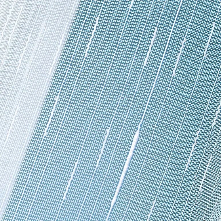 Goldea bílá pletená záclona - prší - metráž 250 cm