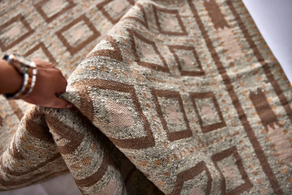 Diamond Carpets India, Ručně vázaný kusový koberec Guggenheim DESP P81 Brown Natural, 160x230, hnědá, chodba / předsíň