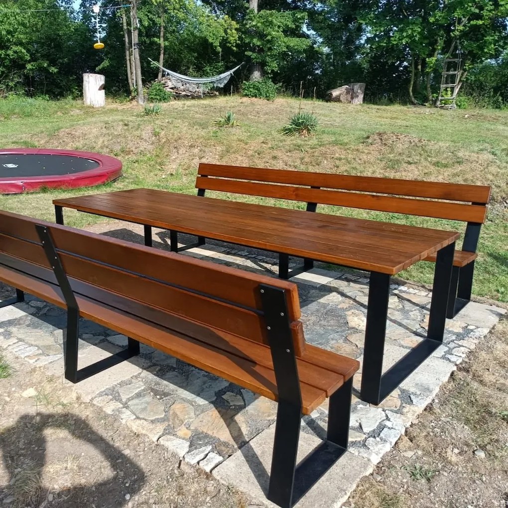 KULHÁNEK Zahradní sestava s nohami z ploché oceli - stůl, 2x lavice s opěradlem Délka: 150 cm, Odstín nátěru: lazura - pinia, Odstín podnože: černá s jemnou strukturou - JS RAL 9005