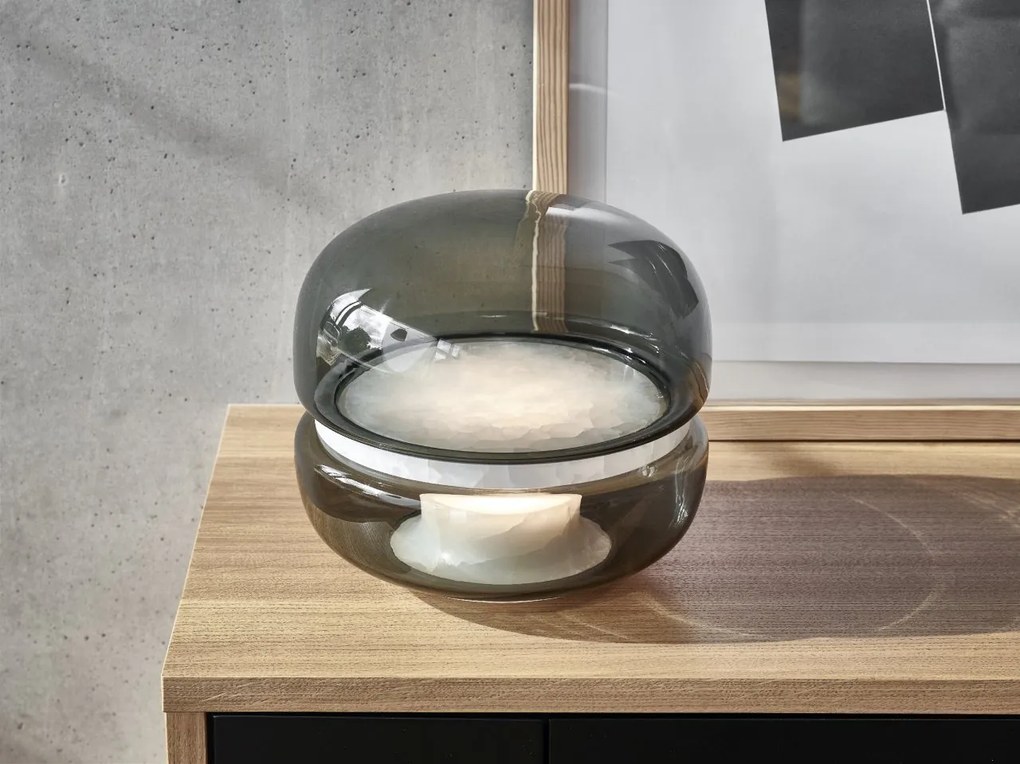 Designová stolní lampa Brokis Macaron S, PC1038 Barva skla: Šedá kouřová - transparentní sklo, Základna: Onyx bílý (CSFB1535), Disk: BROKISGLASS - kouřově šedá mat (CSOP1577)