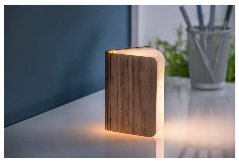 Tmavě hnědá malá LED stolní lampa ve tvaru knihy z ořechového dřeva Gingko Booklight