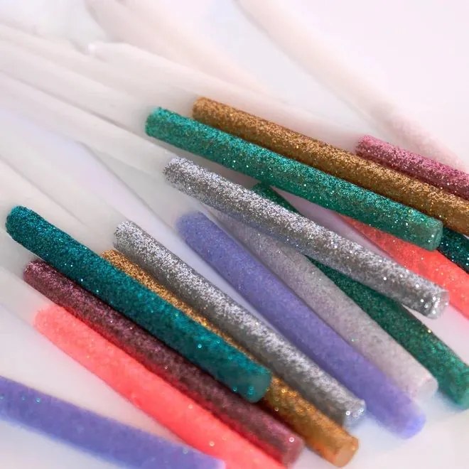 Meri Meri Dortové svíčky Multicolour Glitter Dipped 16 ks, růžová barva, modrá barva, zlatá barva, stříbrná barva, vosk