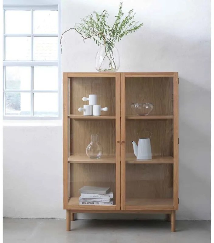 Designová vitrína Dallan 140 cm přírodní dub