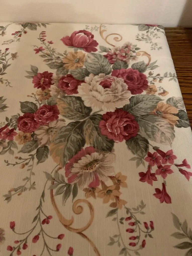 K-U ručně šitý ubrus růžové květy na béžové, 70 cm x 120 xm