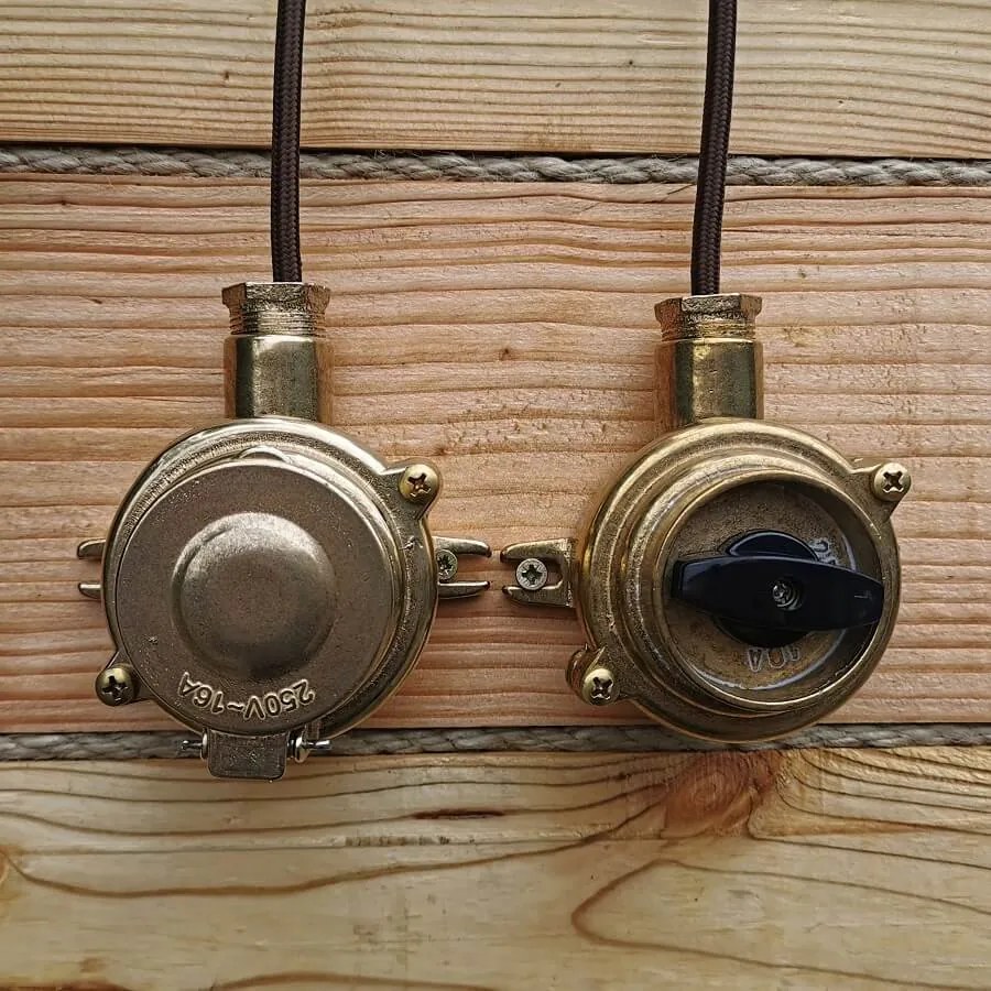 Otočný retro vypínač z mosazi BRASS AN1