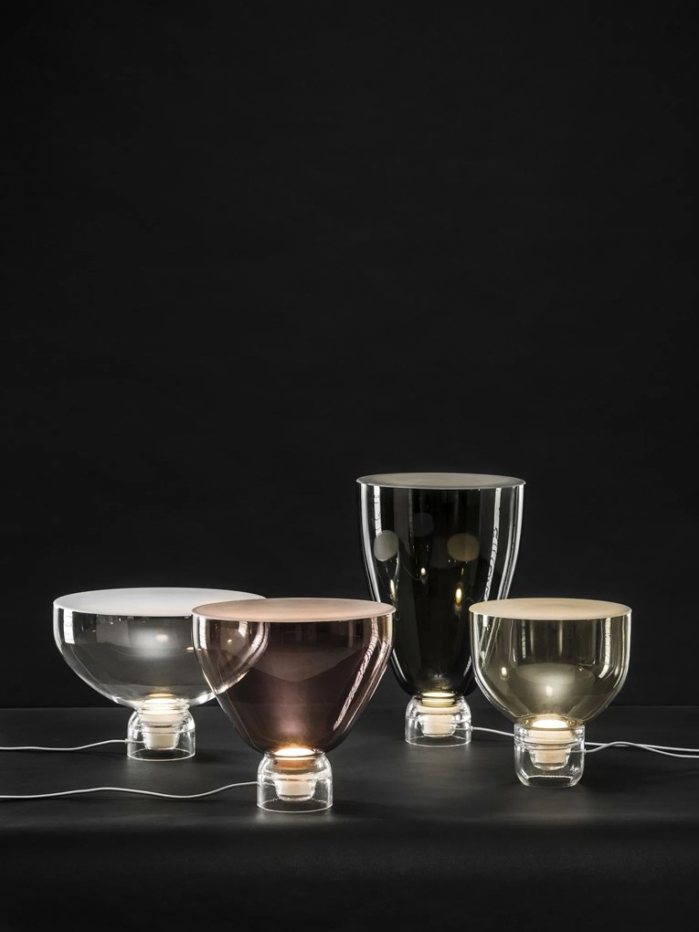 Designová stolní lampa Brokis Lightline M, PC981 Barva skla: Amber - transparentní sklo, BARVA SPODNÍ ČÁSTI SKLA: tmavě šedá kouřová - transparentní sklo, POVRCHOVÁ ÚPRAVA SPODNÍ ČÁSTI SKLA: lesklý povrch skloviny
