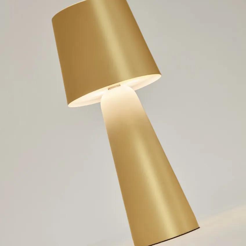 OnaDnes -20% Zlatá kovová zahradní stolní LED lampa Kave Home Arenys S