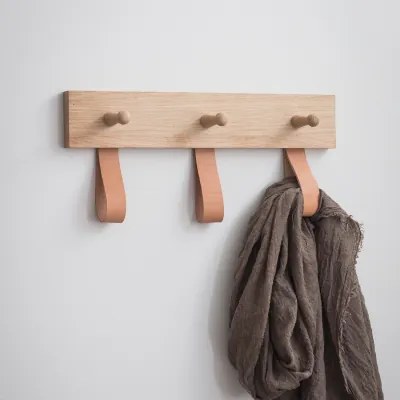 Dřevěný věšák s koženými poutky Peg Rail 40 cm Garden Trading