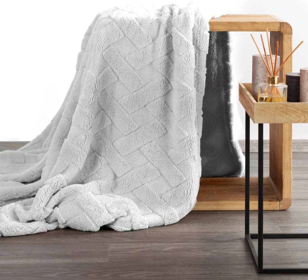 DEKA Z MIKROFLANELU CARO 150X200 CM STŘÍBRNÁ