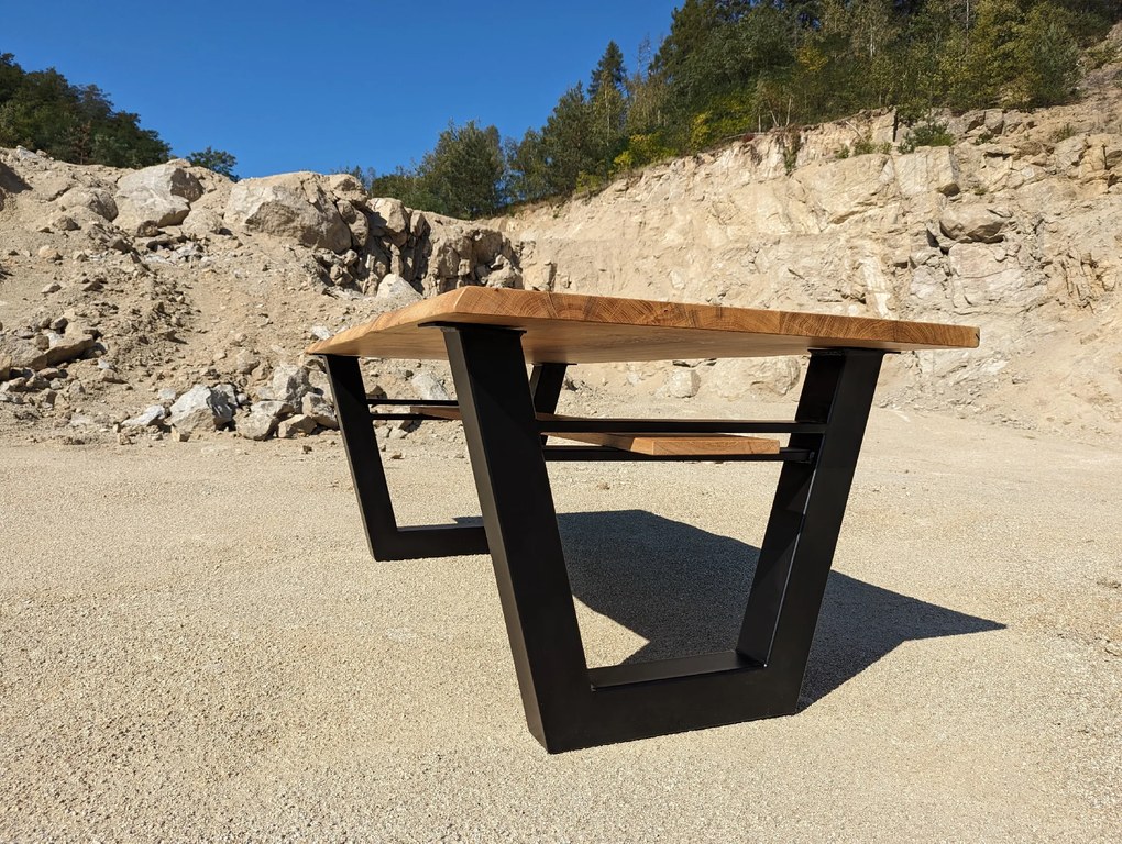 Jídelní stůl z dubového masivu Qído v industriálním designu Velikost Desky: 1800x900 (mm)