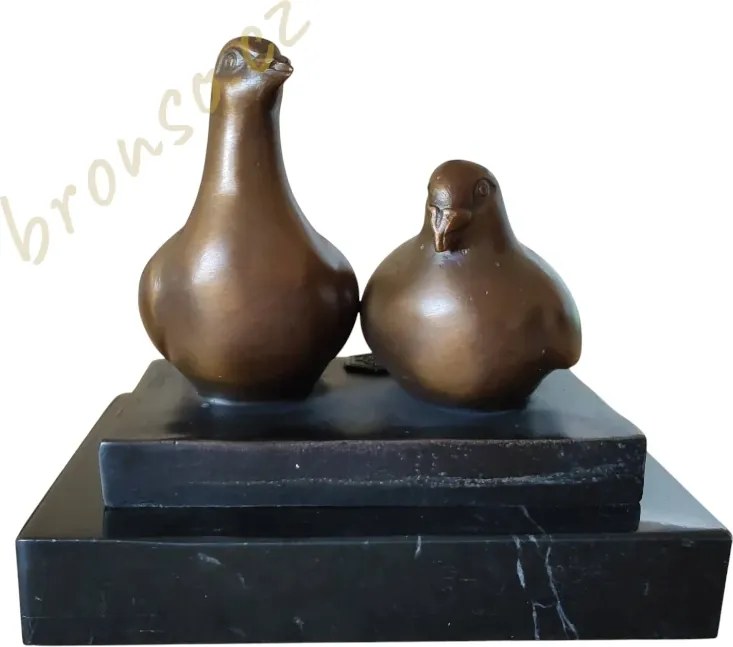 Bronzová soška holubic – číslovaná umělecká figurka lásky na mramorovém podstavci | Ručně odlévaný bronz s pečetí