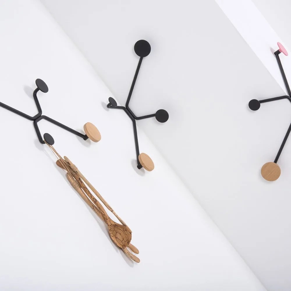Černý nástěnný věšák s mentolově zeleným detailem Gazzda Hook