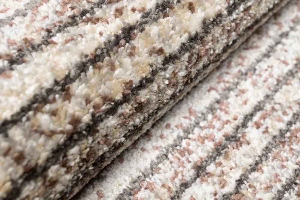 Moderní koberec v hnědých odstínech s tenkými proužky Šířka: 140 cm | Délka: 200 cm