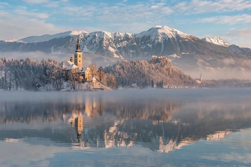 Samolepící fototapeta kostel u jezera Bled ve Slovinsku - 150x100 cm