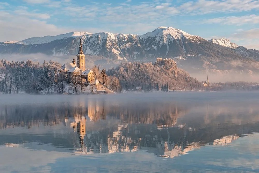 Samolepící fototapeta kostel u jezera Bled ve Slovinsku - 450x300 cm