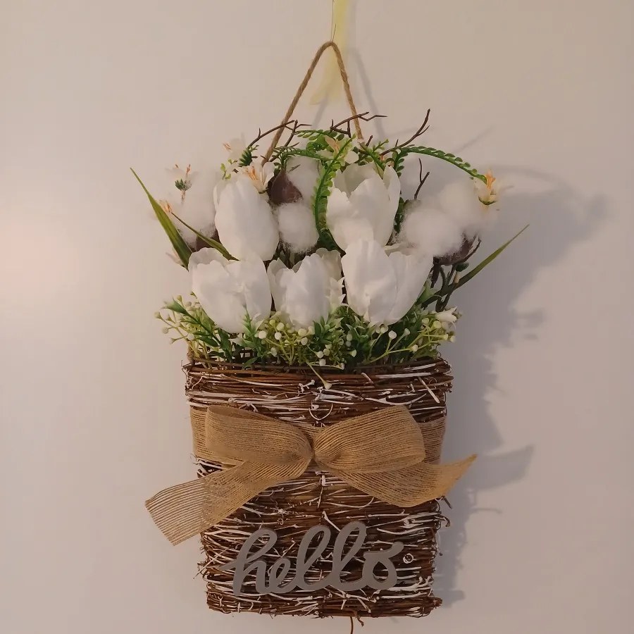 Jarní dekorace bílé květiny 23 × 40 cm, proutí a plast, IP44, venkovní