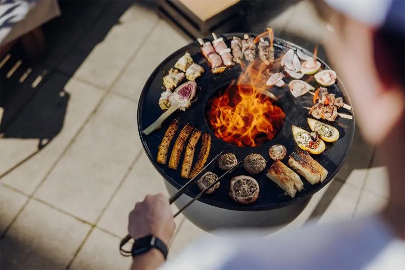Höfats Stylový BBQ gril a ohniště MOON v jednom na dřevo a peletky Barva: Černá, Varianta: s nízkou podstavou a planchou