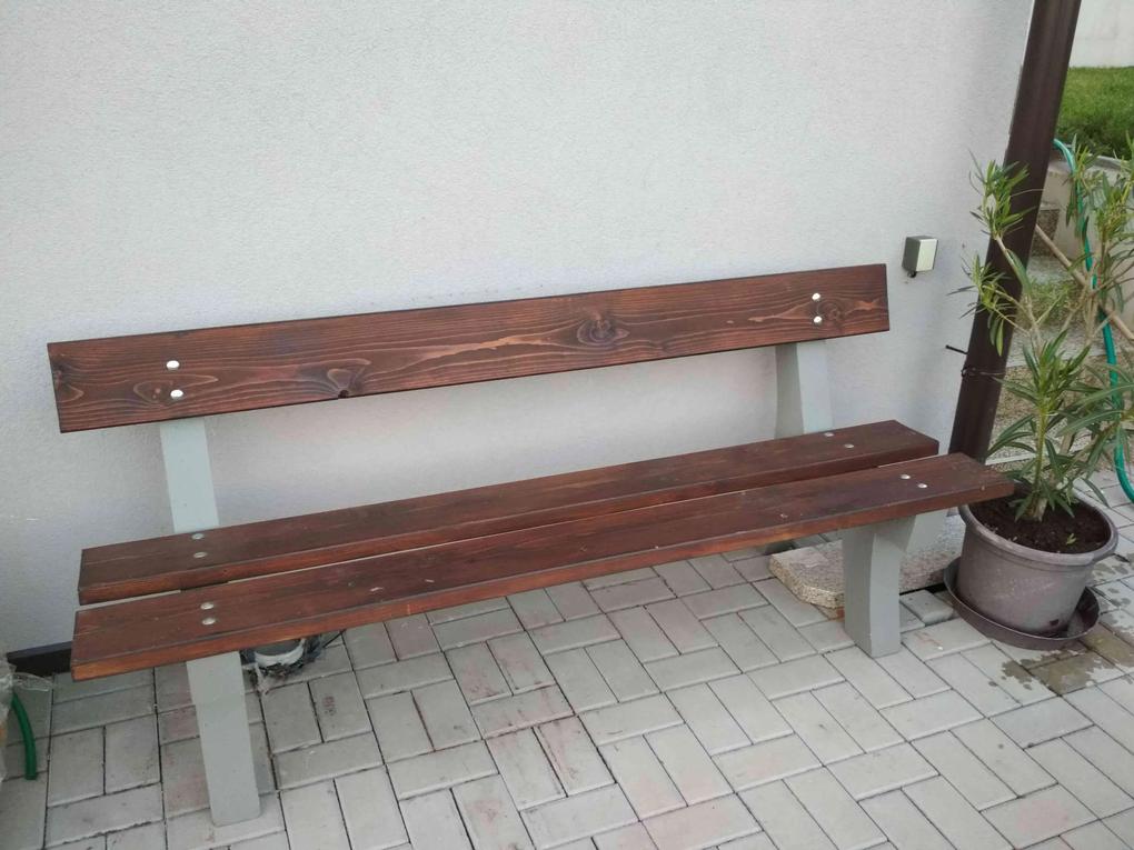 Výhodná sada dvou betonových laviček Pekárek Barva prken: Jedle, Ošetření betonových nohou: Pohledový beton, Délka prken: Prodloužené 180 cm