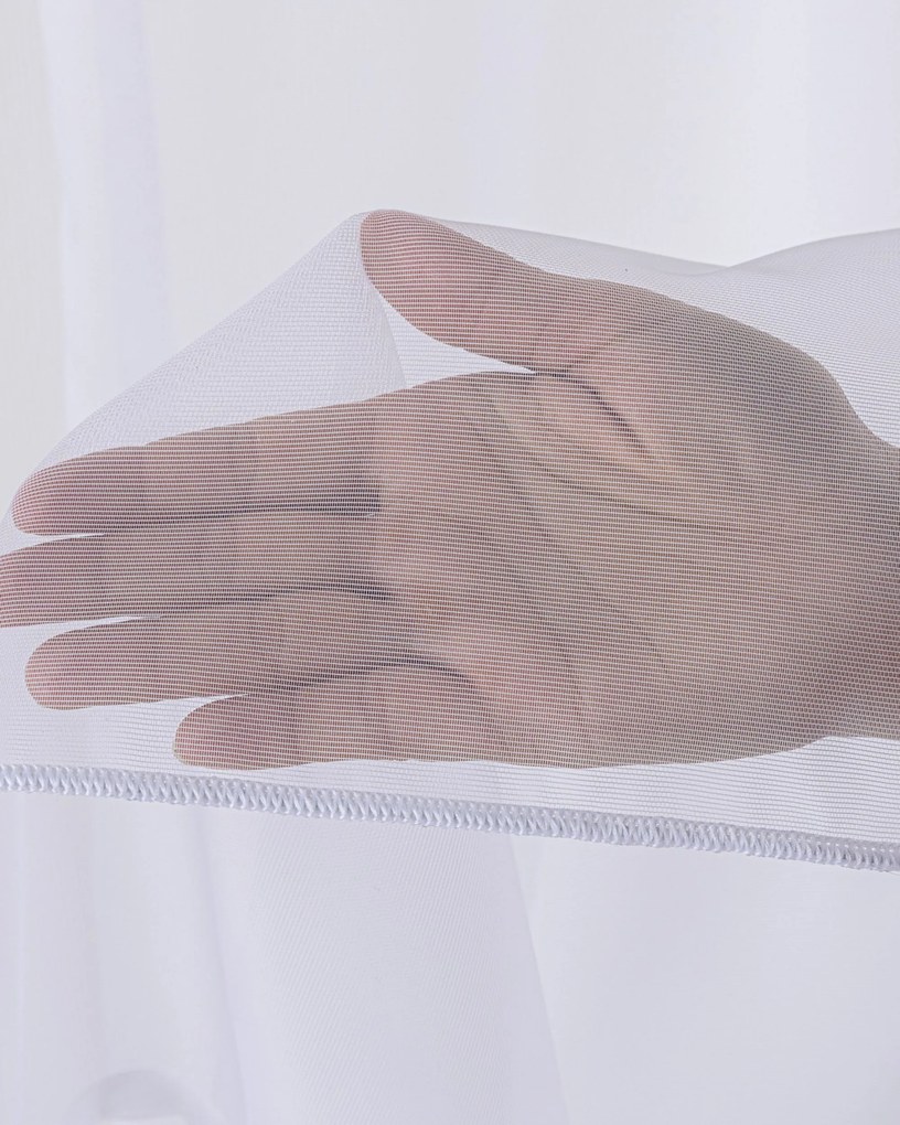 Záclona na jednotlivých hačcích flex barva bílá látka poloprůhledná