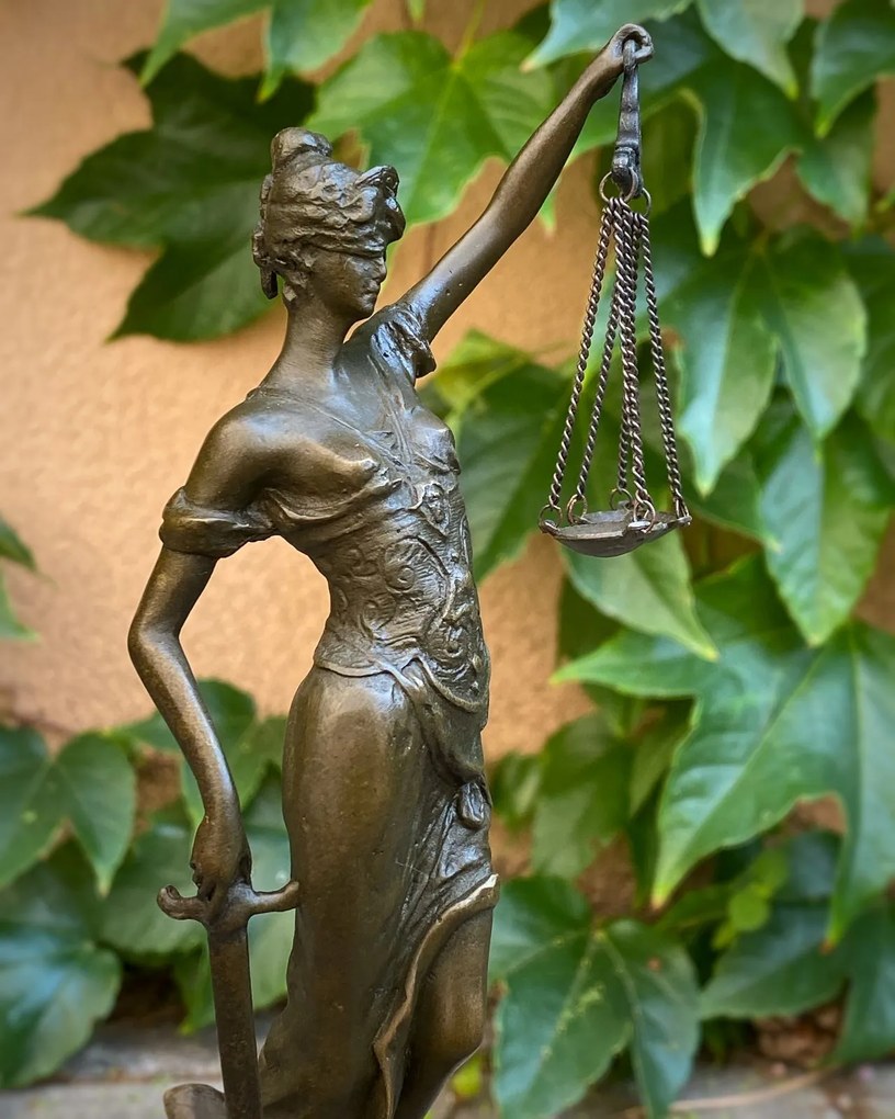 Bronzová socha justice spravedlnost