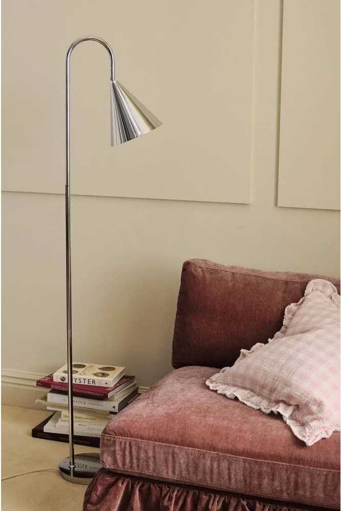 Kovová stojací lampa s ohybatelnou konstrukcí v leskle stříbrné barvě (výška 145 cm) Liam – Ellos Home