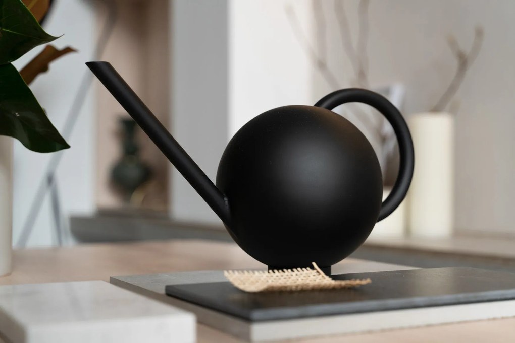 ferm LIVING Konvička na zalévání Black Orb Wattering Can 2 l, černá barva, kov