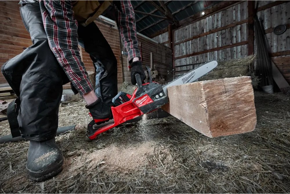 Milwaukee M18FCHS35-122 aku řetězová pila 35cm 2x12Ah 4933499223