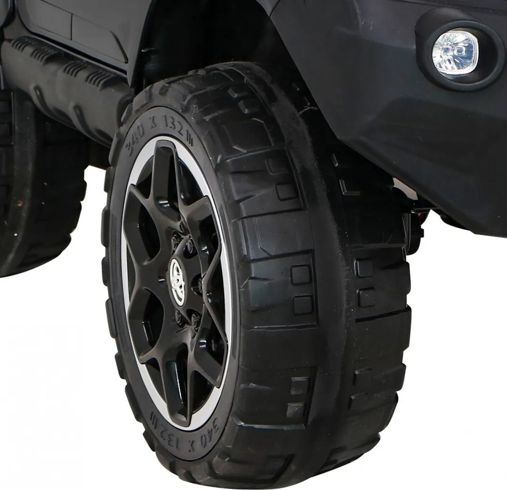 Ramiz Pickup Toyota Hilux černý
