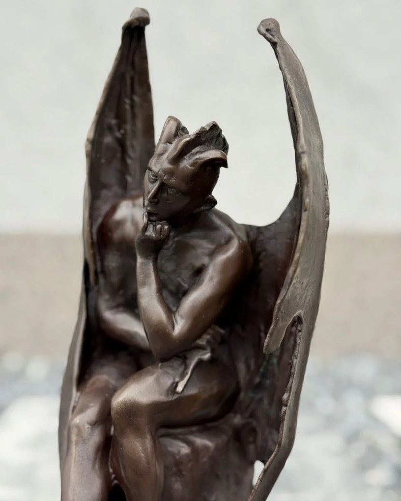 Bronzová socha Satan v zamyšlení