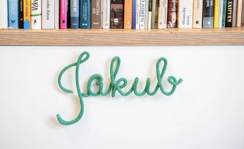 Závěsná dětská dekorace háčkované jméno Jakub
