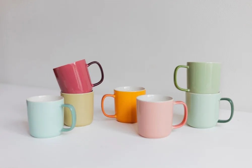 Oranžový hrnek z kostního porcelánu 370 ml Mae – ONA