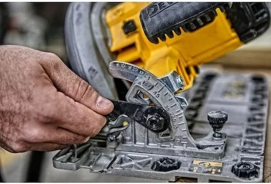Kotoučová pila DeWalt DWE576K-QS