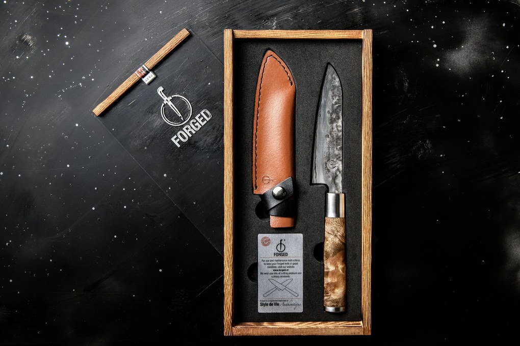 Ručně vyráběné nože z oceli Forged | Sun System Nůž Santoku 14cm koženým pouzdrem VG10