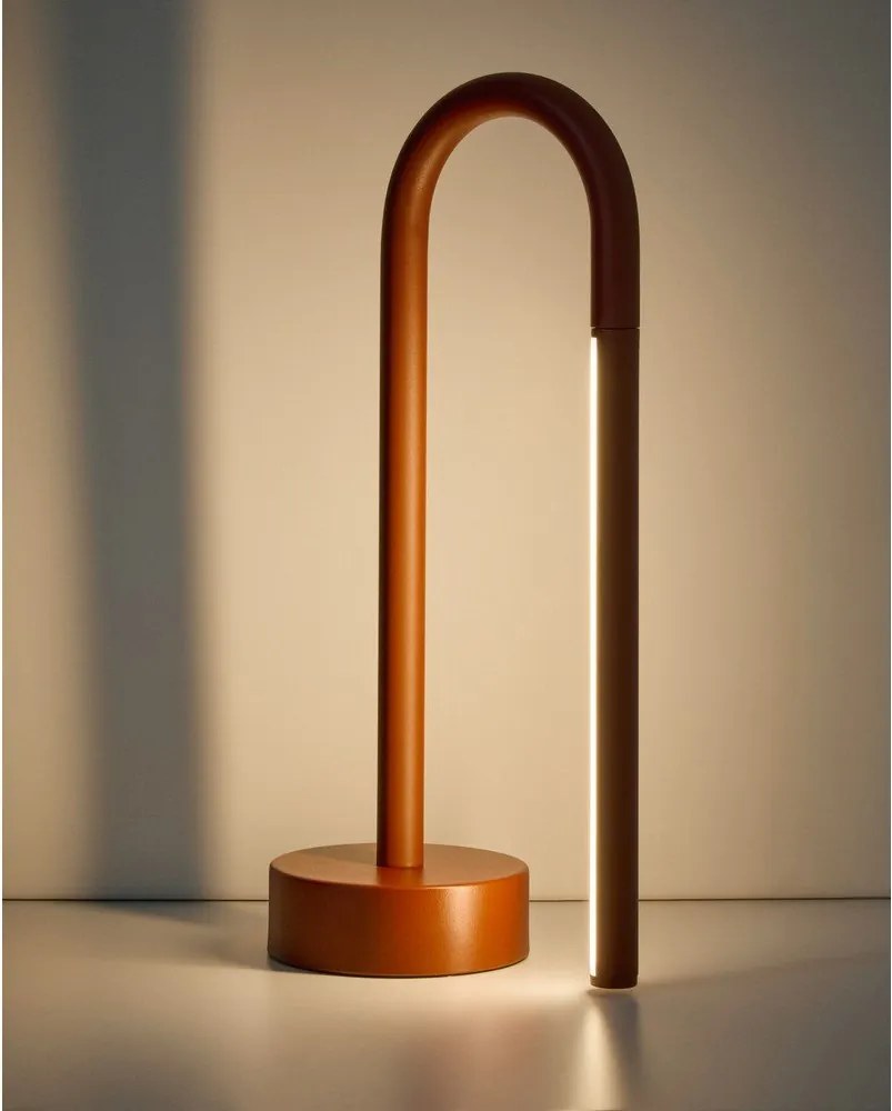 Červená kovová LED stolní lampa (výška 30 cm) Bow – Kave Home