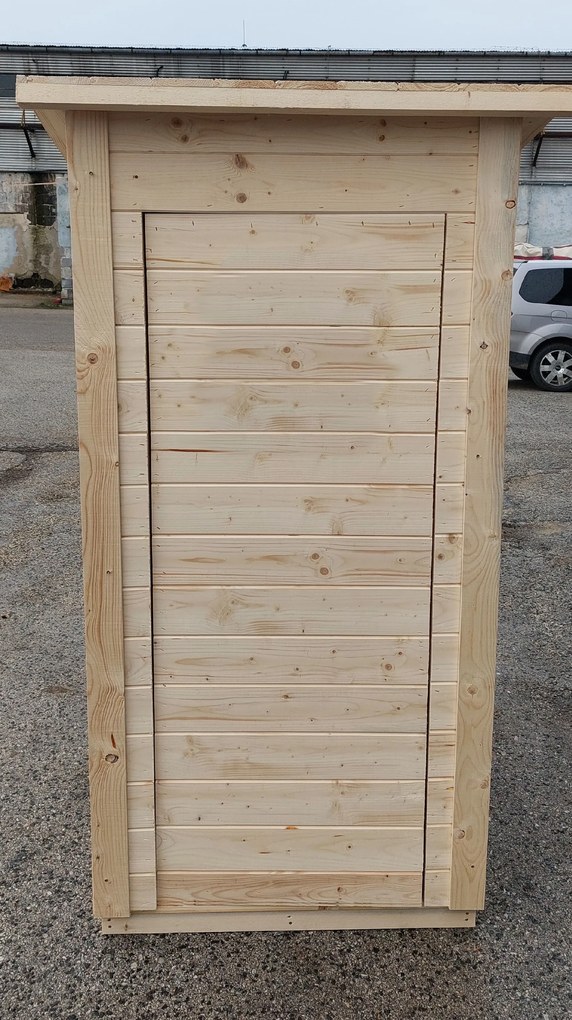 Dřevěný domek WC (1 × 1 m)