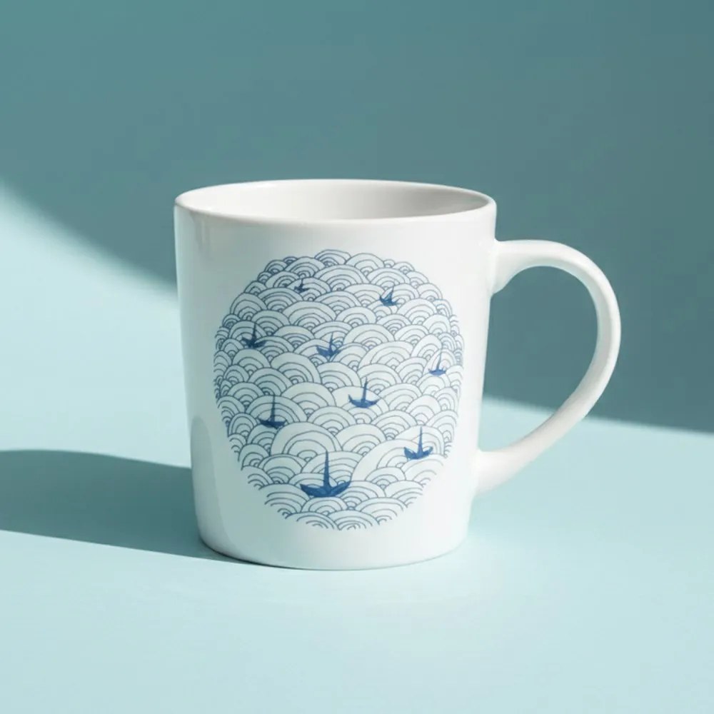 Porcelánový hrnek Loďky na vlnách, 500 ml – modrobílý, s autorským designem