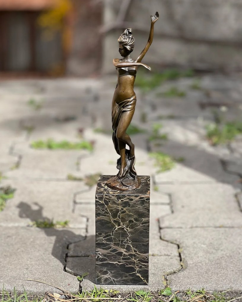 Erotická bronzová socha - Nahá žena tanečnice 2