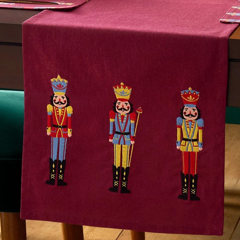 Bavlněný běhoun na stůl s vánočním motivem 220x32 cm Christmas Nutcracker – Catherine Lansfield
