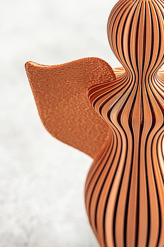 ANDĚL CARO - Designová soška ve tvaru anděla, s jemným vzorem, měděná