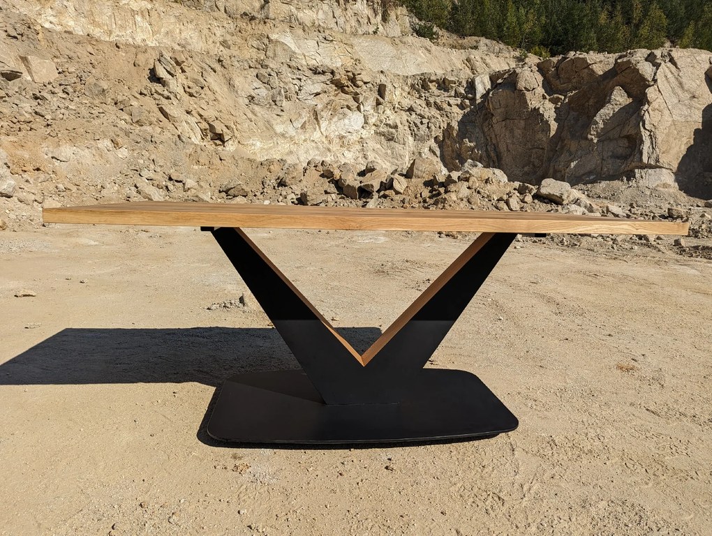 Jídelní stůl z dubového masivu Herodes v industriálním designu Velikost Desky: 2200x1000 (mm)